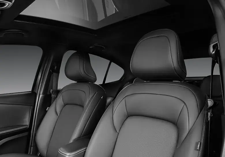 Visão interna de um Fiat Fastback, mostrando parte do teto solar ...